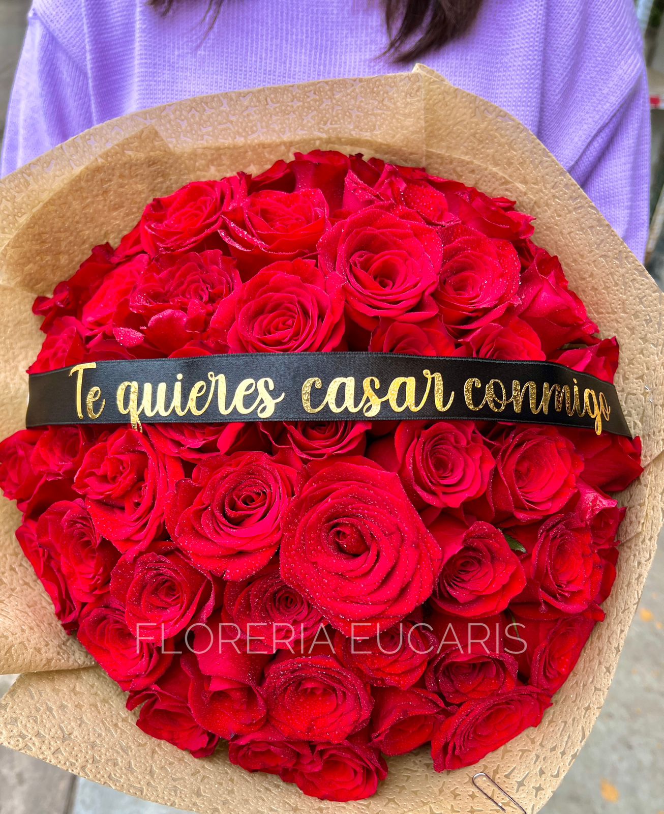 RAMO 50 ROSAS BANNER – FLORERÍA EUCARIS